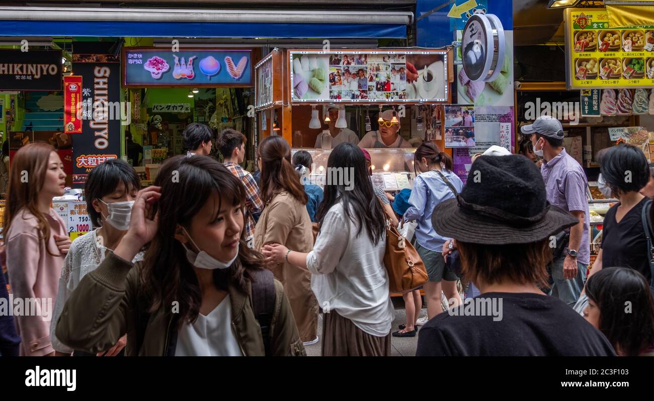 Japanese street food stall vendors hi-res stock photography and images ...