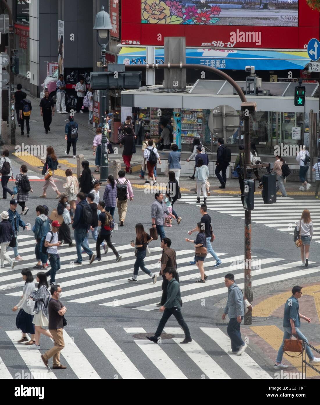 Pedestrian crowd at the famous Shibuya Scramble crossing, Tokyo, Japan ...