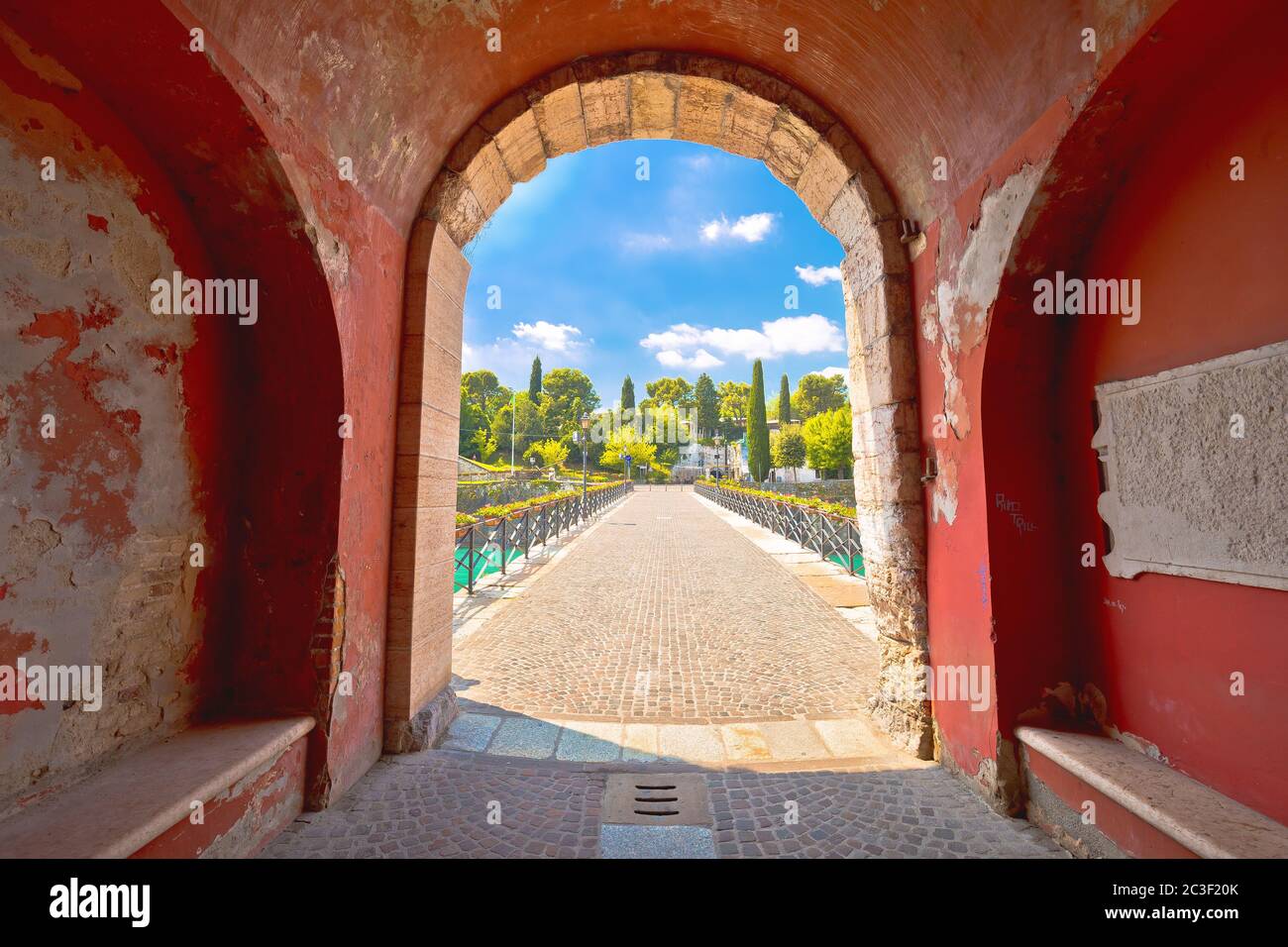 Italian stone walls hi-res stock photography and images - Alamy