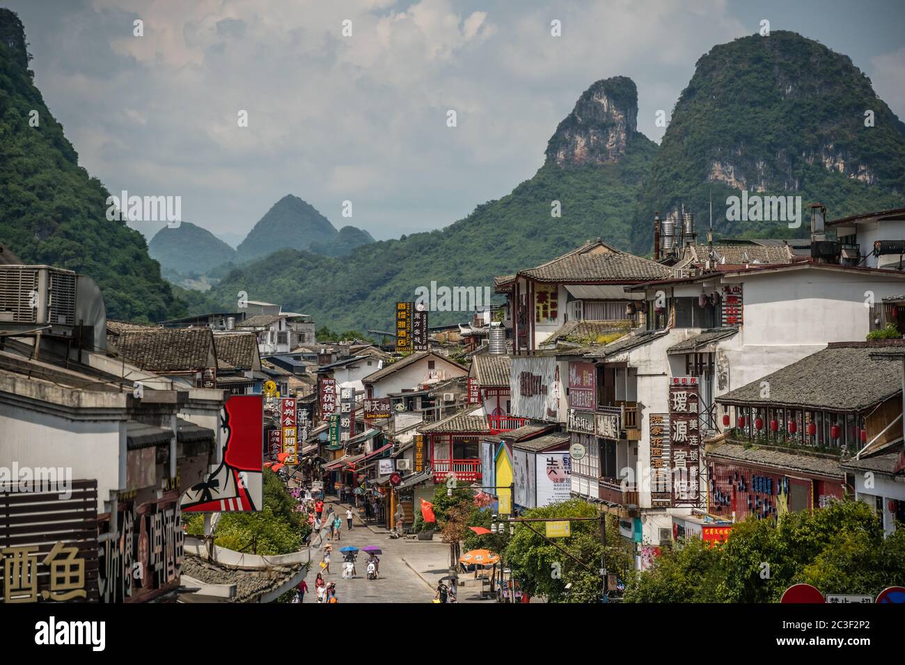 Traditional architecture in the Yangshuo Old Town Stock Photo - Alamy