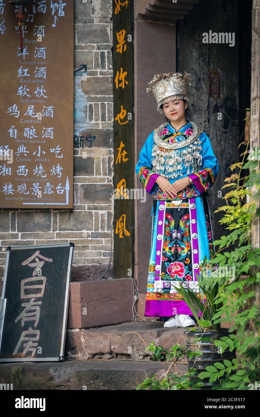 Chinese woman in traditional folk costume Stock Photo - Alamy