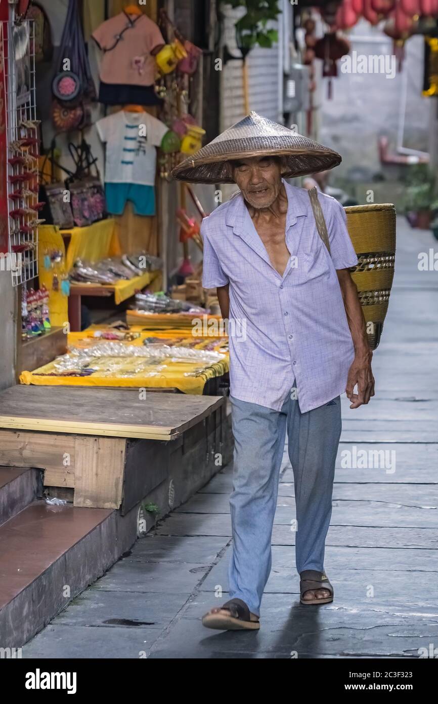 Man carrying heavy load hi-res stock photography and images - Alamy