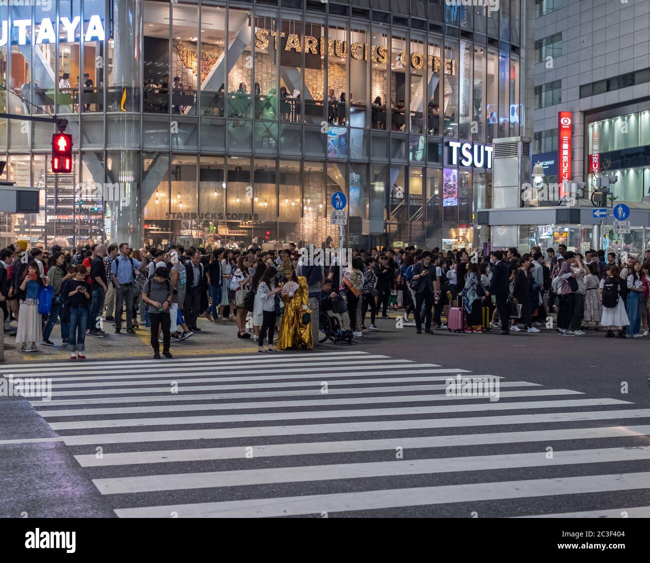 Tokyo japan shibuya scramble crossing hi-res stock photography and ...