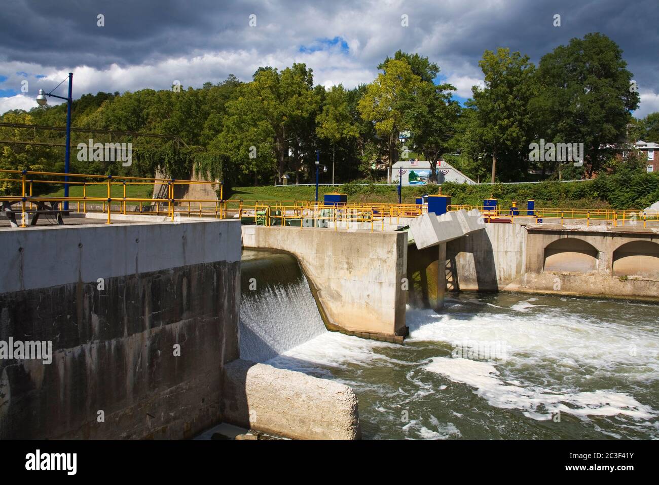 Erie canal locks hi-res stock photography and images - Alamy