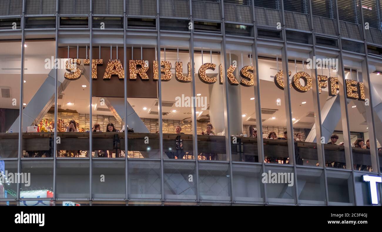 Starbucks Coffeehouse in Shibuya, Tokyo, Japan at night Stock Photo - Alamy