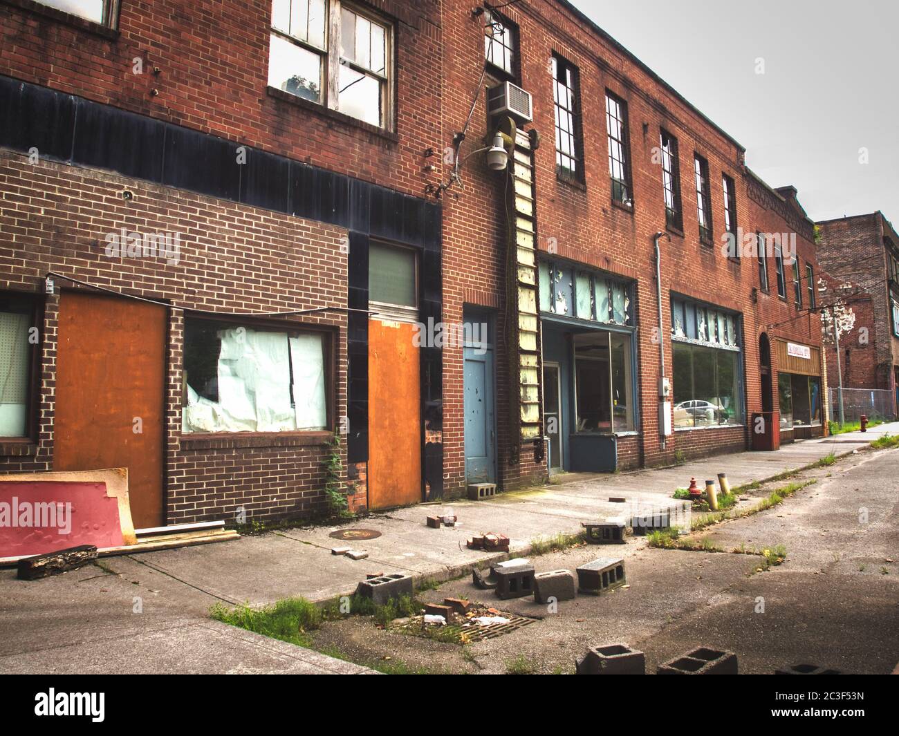 Old abandoned small brick hi-res stock photography and images - Alamy