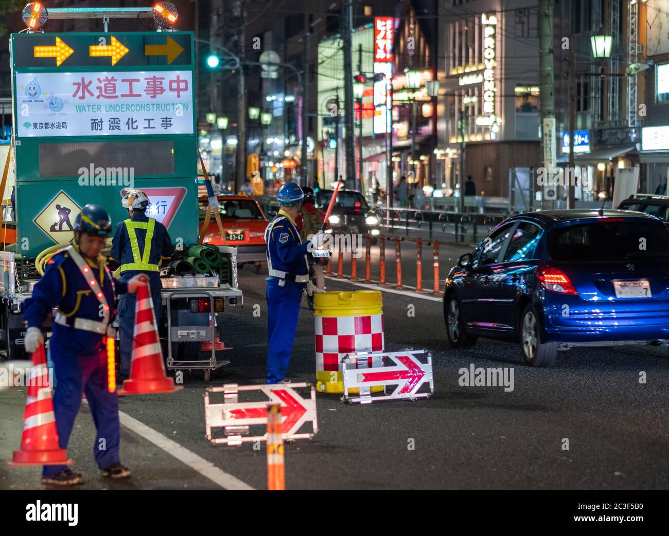 Road night construction workers hi-res stock photography and images - Alamy