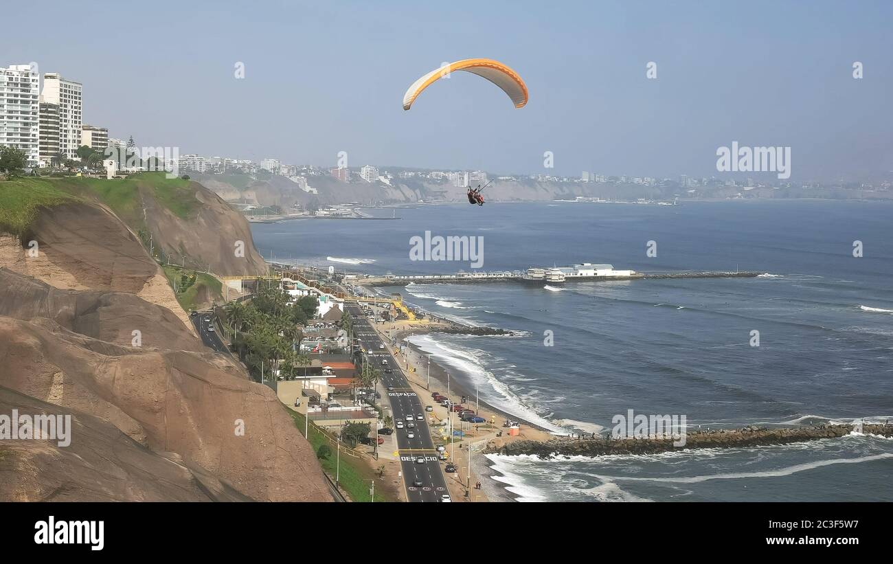 Peru lima paraglider hi-res stock photography and images - Alamy