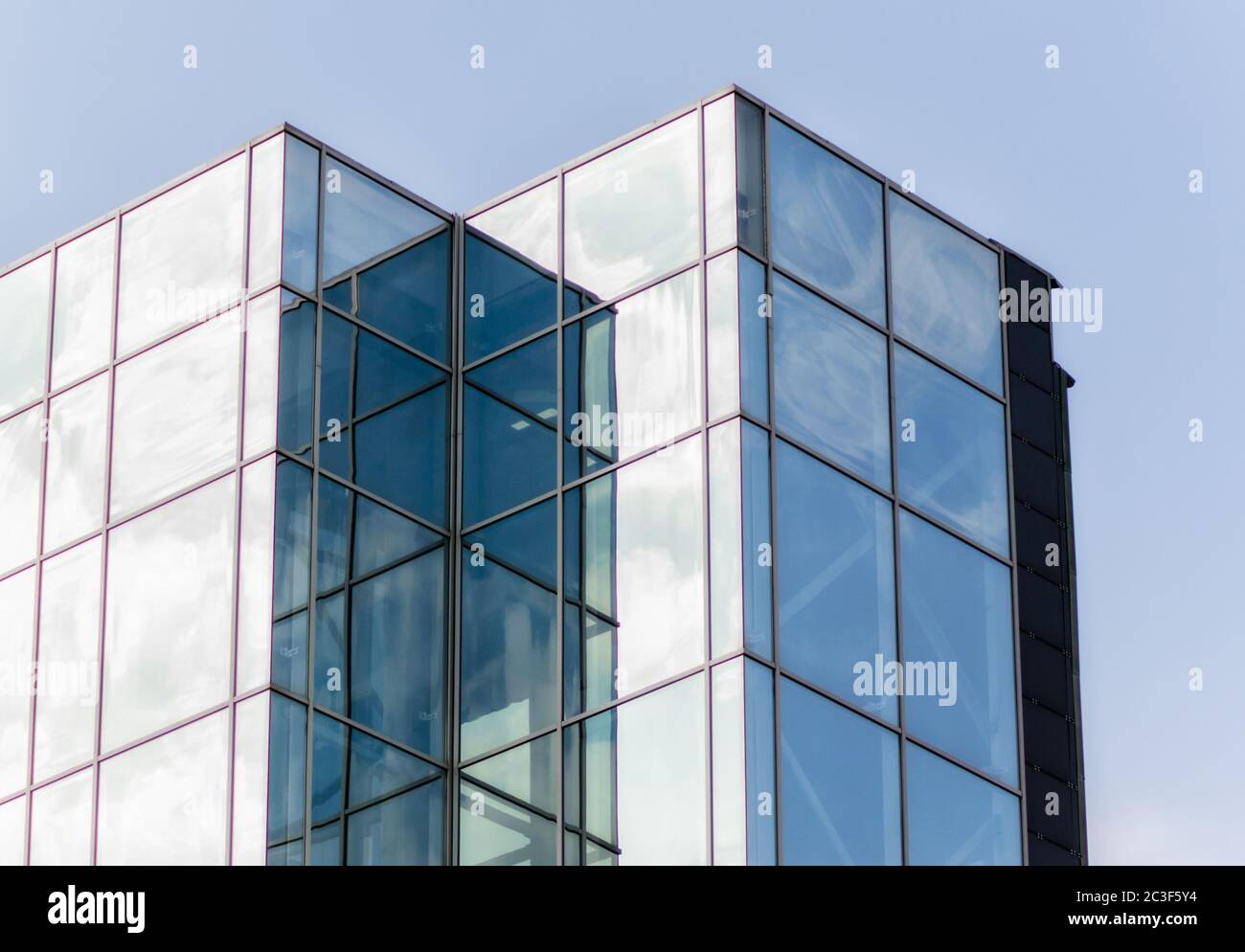 Skyscraper reflection office hi-res stock photography and images - Alamy
