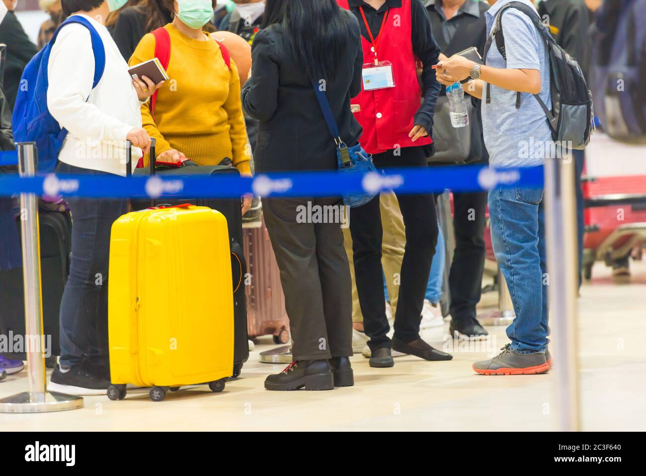 Airport crowd hi-res stock photography and images - Alamy