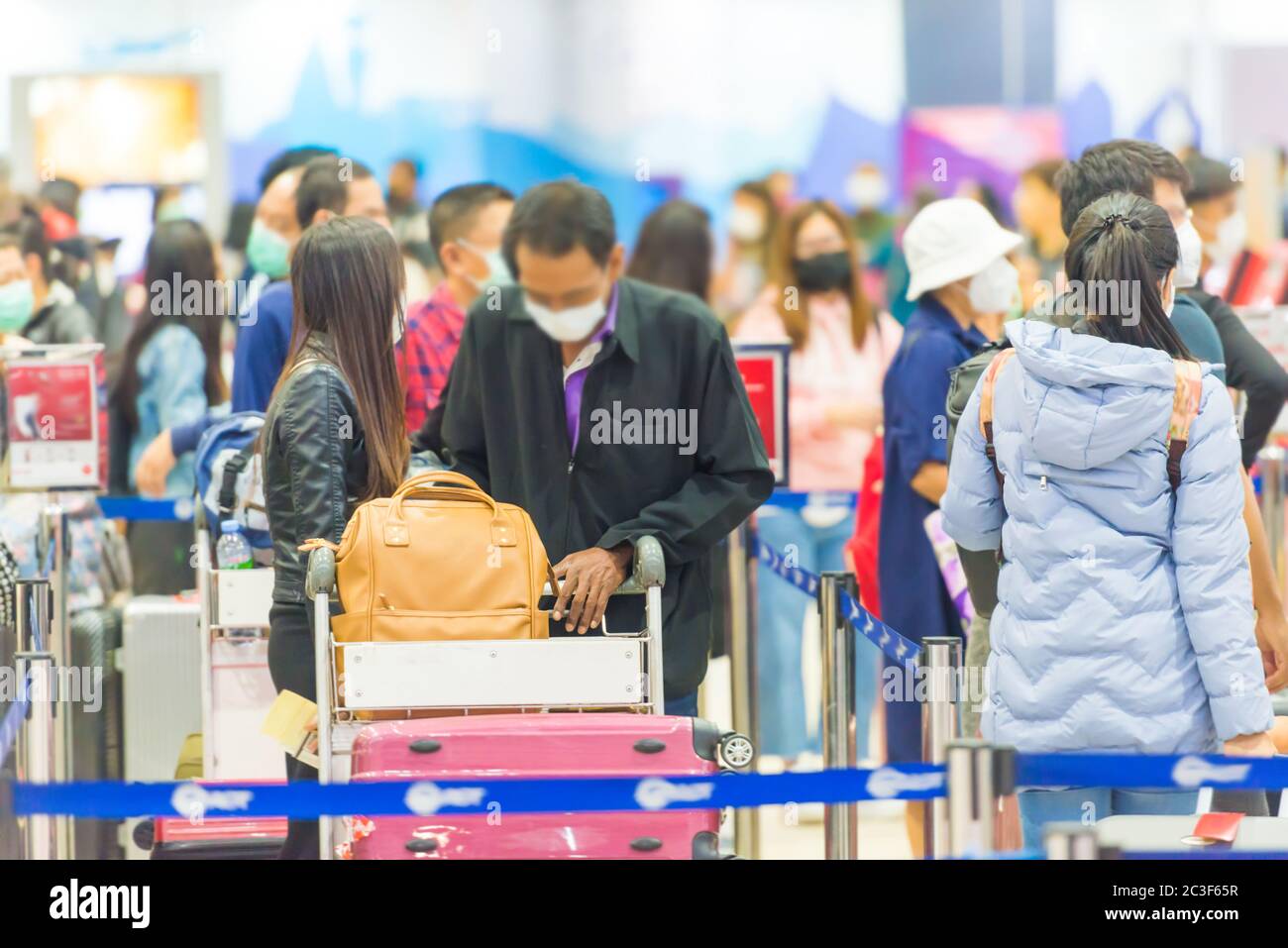 Airport crowd hi-res stock photography and images - Alamy
