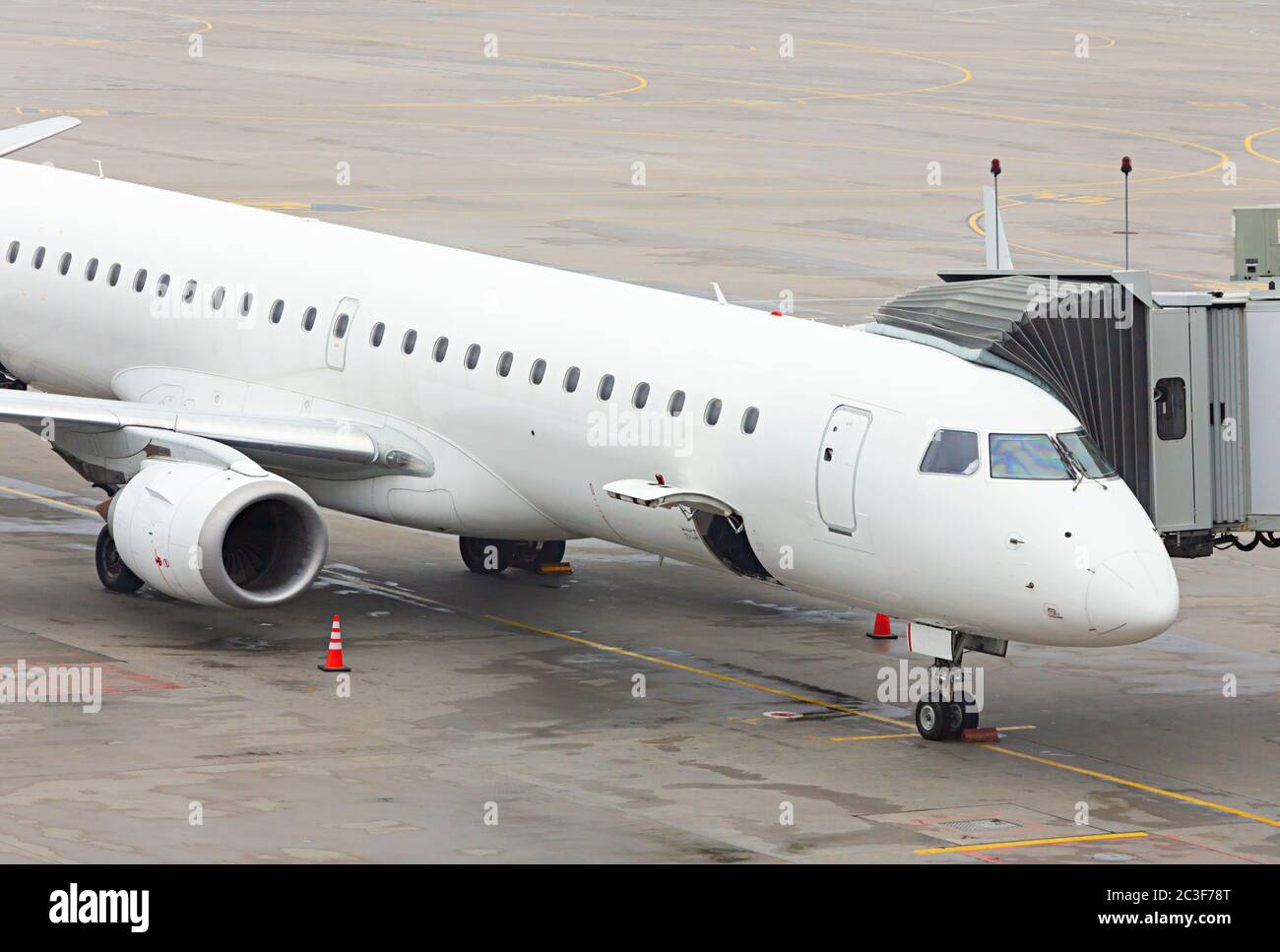 Airport cargo ramp hi-res stock photography and images - Alamy
