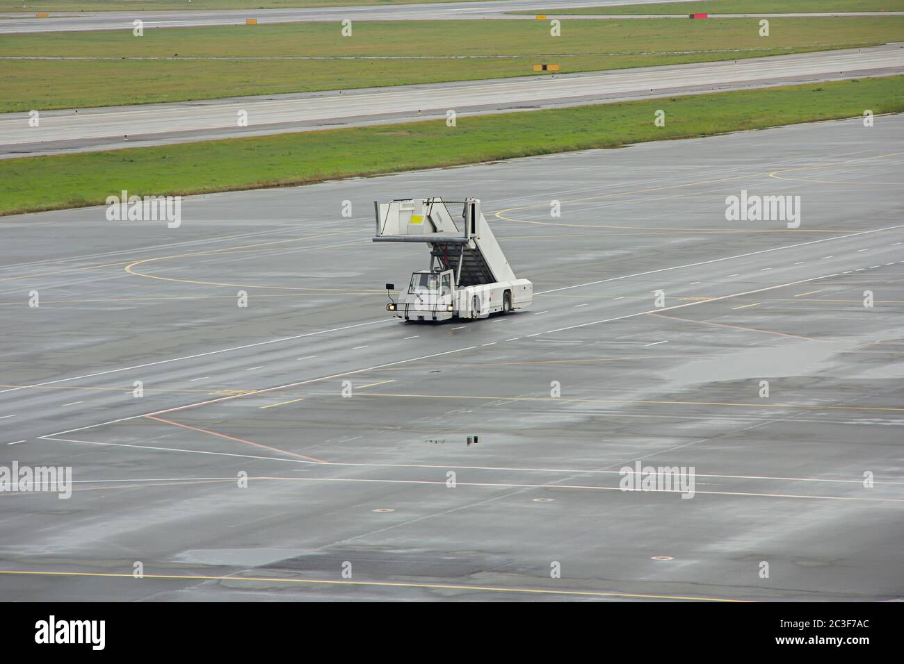 Car ramps hi-res stock photography and images - Alamy