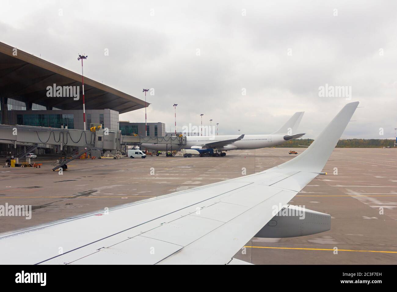 Airport cargo ramp hi-res stock photography and images - Alamy