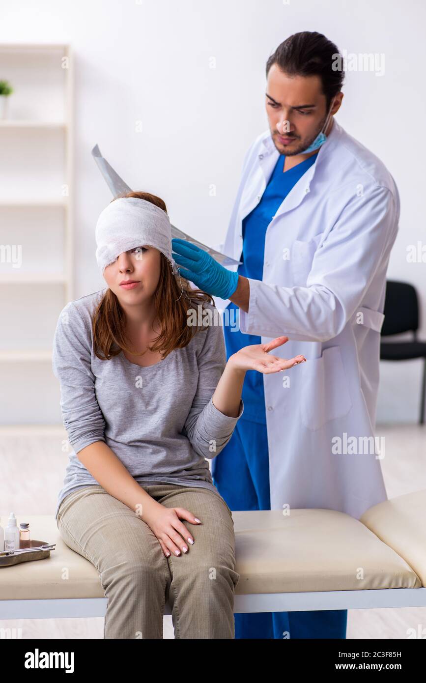 Doctor visiting patient head scan hi-res stock photography and images ...