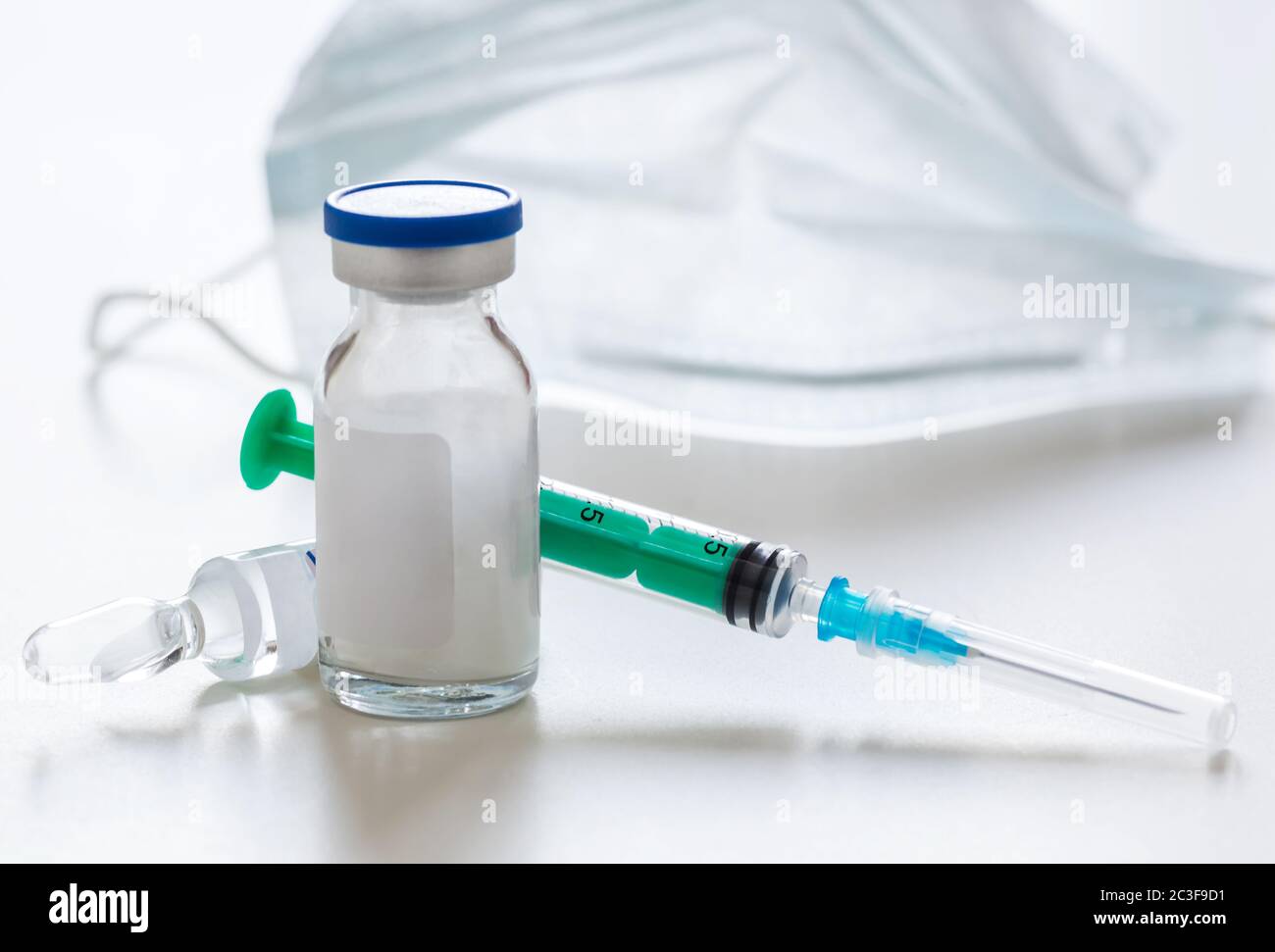 Medicine and syringe for injection Stock Photo - Alamy
