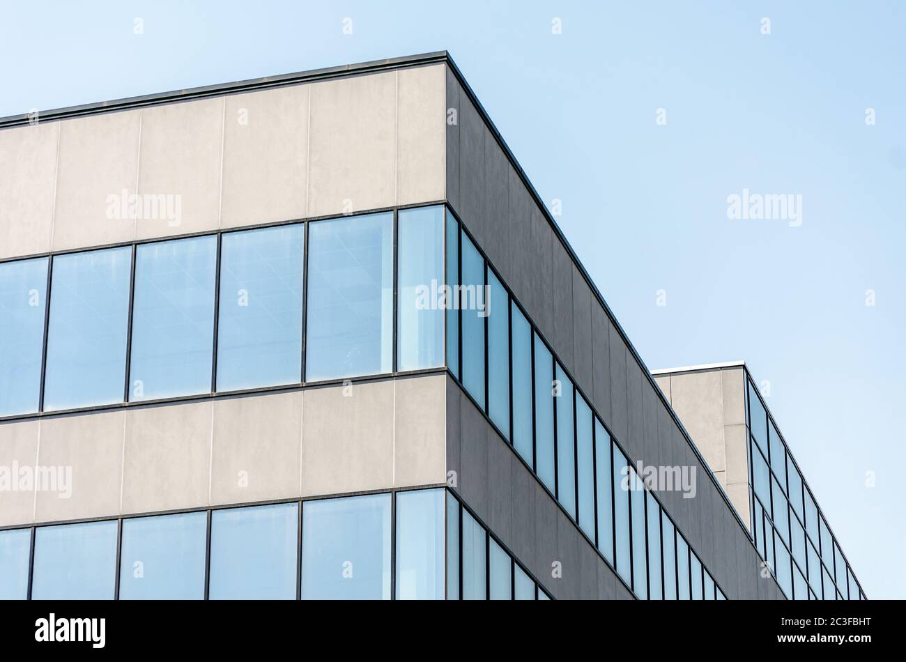 Empty windows building hi-res stock photography and images - Alamy