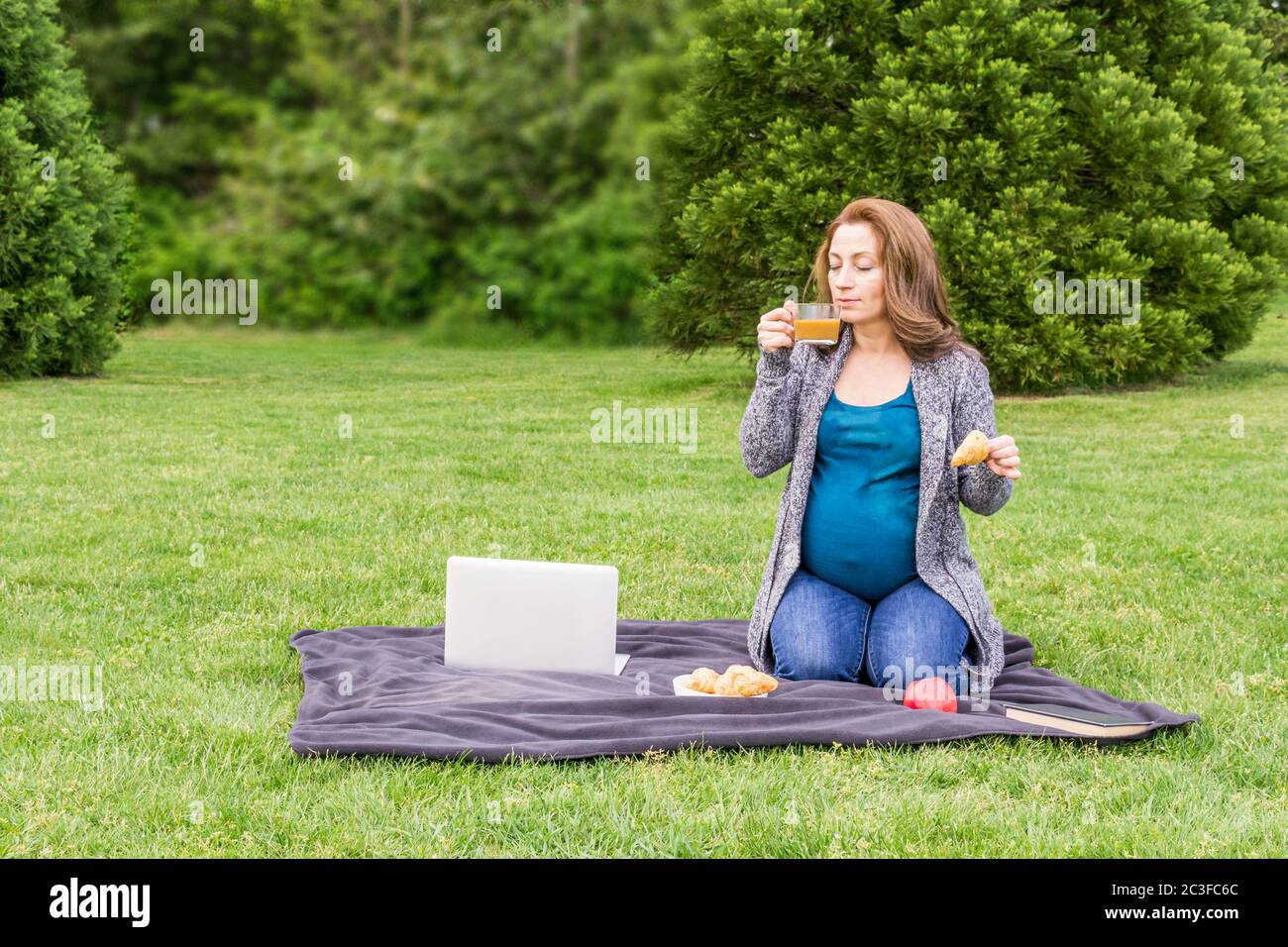 Pregnant drinking tea hi-res stock photography and images - Alamy