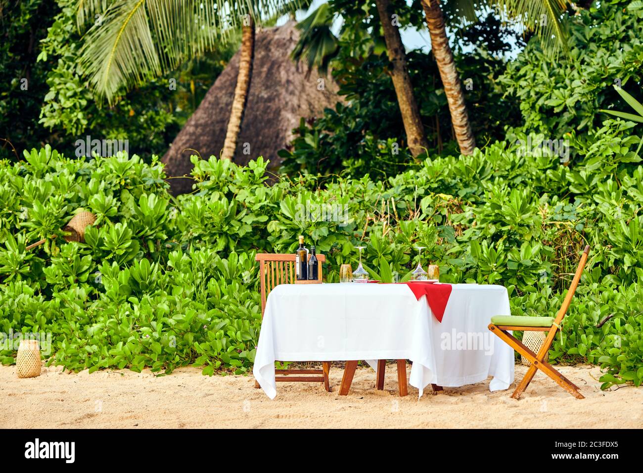 Romantic table setting beach hi-res stock photography and images - Alamy