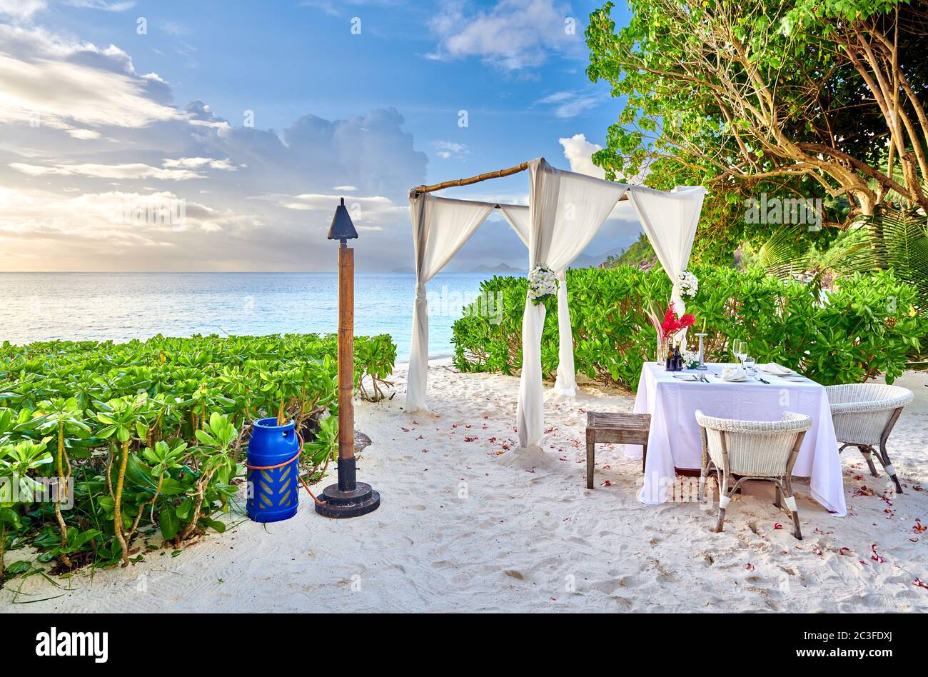 Romantic table setting beach hi-res stock photography and images - Alamy