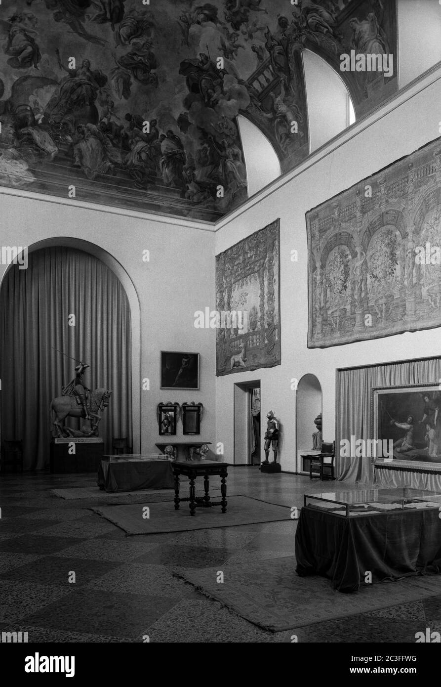 UNA DE LAS SALAS DEL CASON DEL BUEN RETIRO - FOTOGRAFIA EN BLANCO Y ...