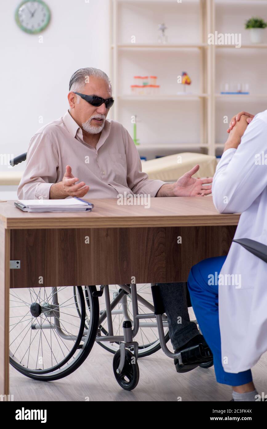 Doctor with blind patient hi-res stock photography and images - Alamy