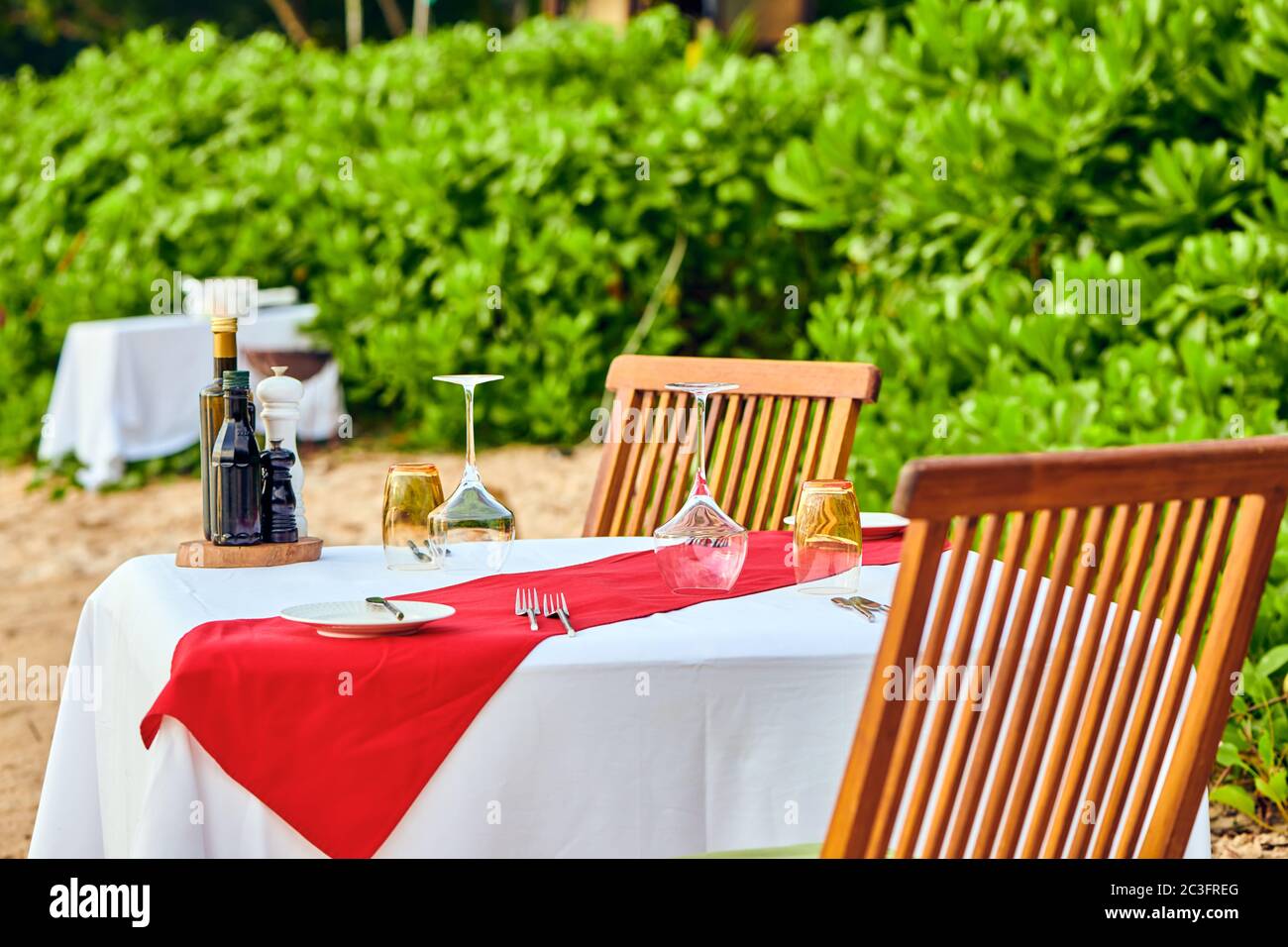 Romantic table setting beach hi-res stock photography and images - Alamy