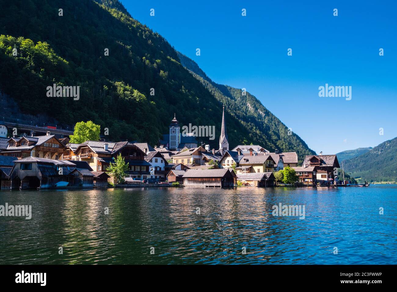Lake hallstatt hallstatt salzkammergut upper hi-res stock photography ...