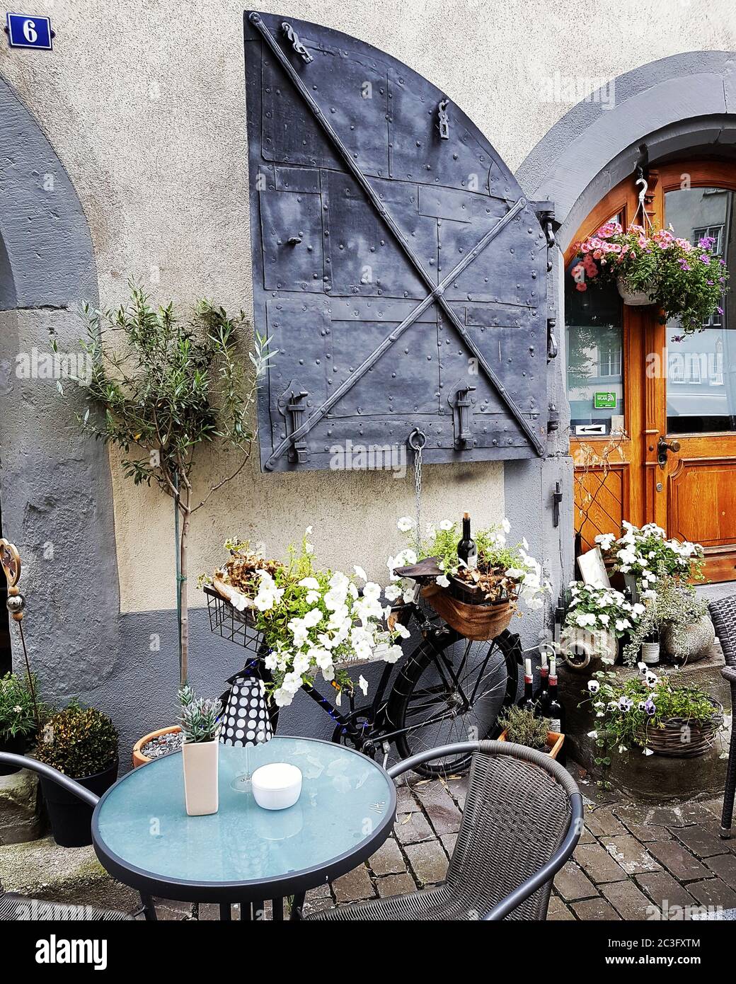 Vintage sidewalk cafe hi-res stock photography and images - Alamy