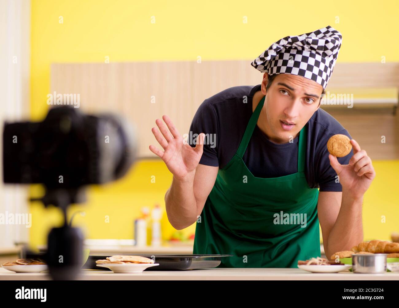 Chef explaining the dish hi-res stock photography and images - Alamy