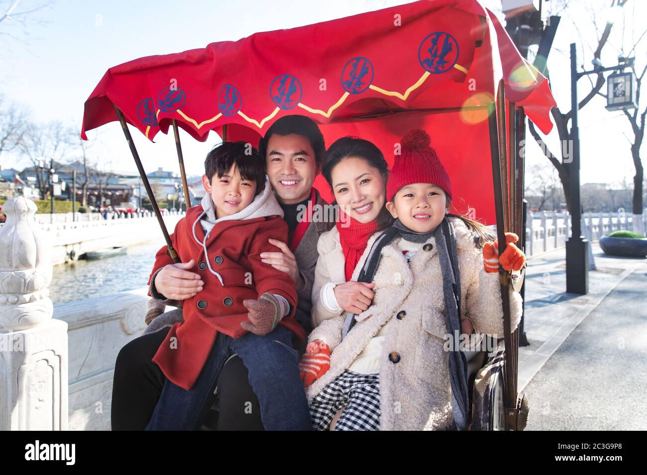 A family of four sat rickshaws to travel Stock Photo - Alamy