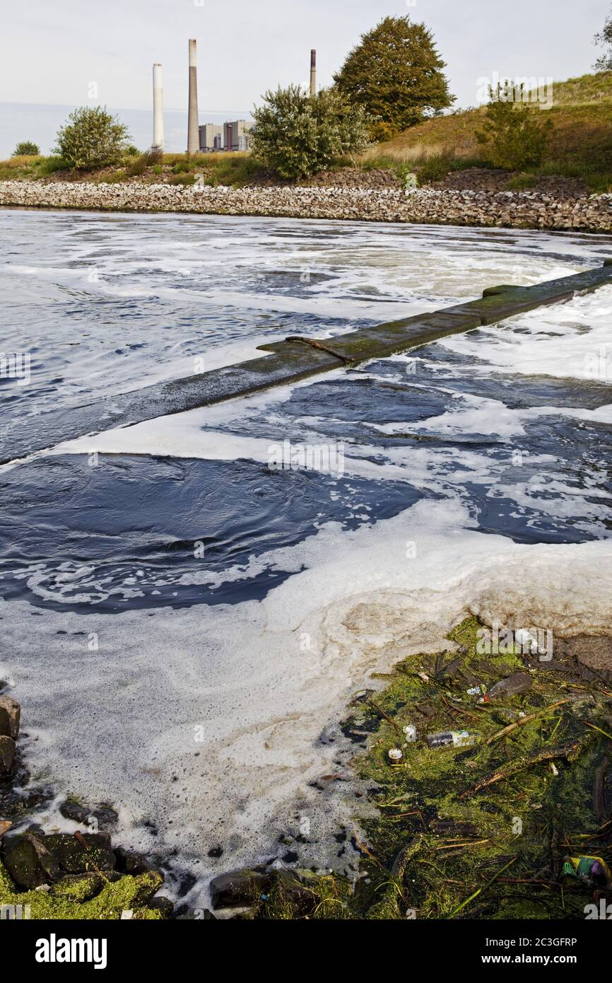 At the Emscher estuary with the Voerde power plant in the background ...