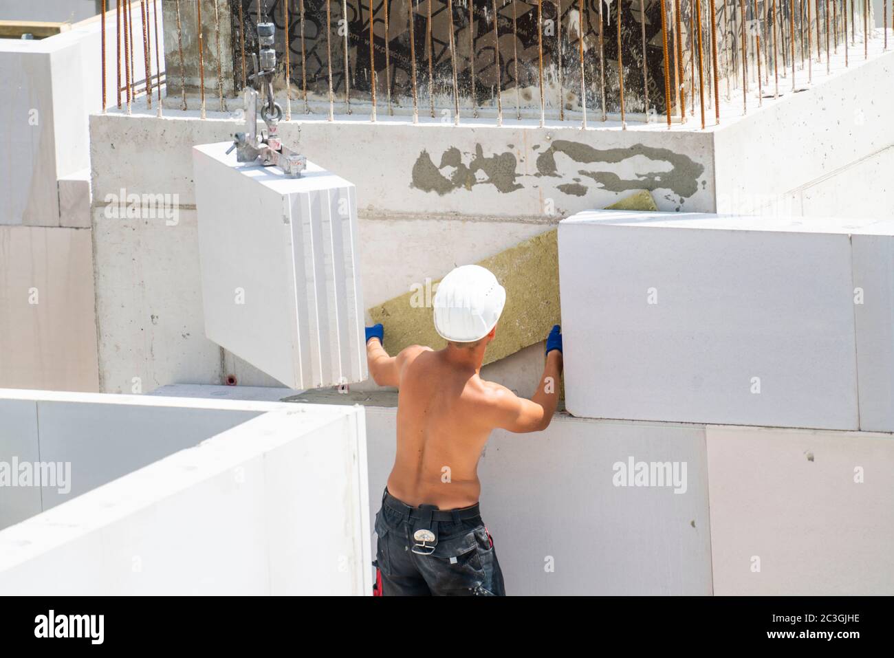 Bricklayer, construction site, new construction of apartment buildings ...