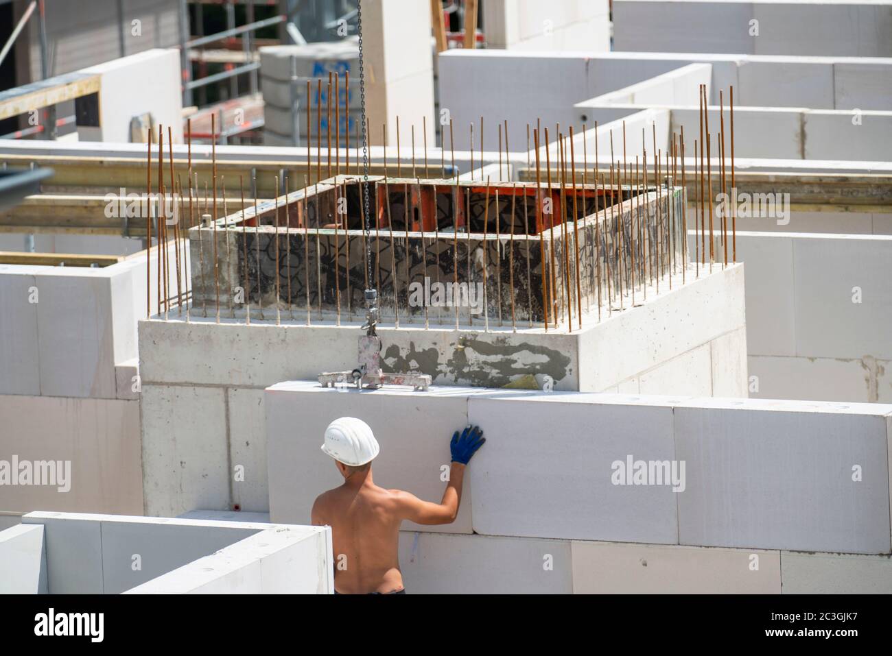 Bricklayer, construction site, new construction of apartment buildings ...