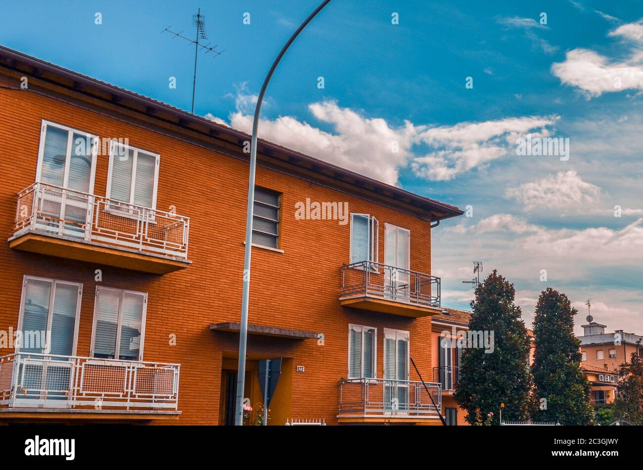 Two storey house italy hi-res stock photography and images - Alamy