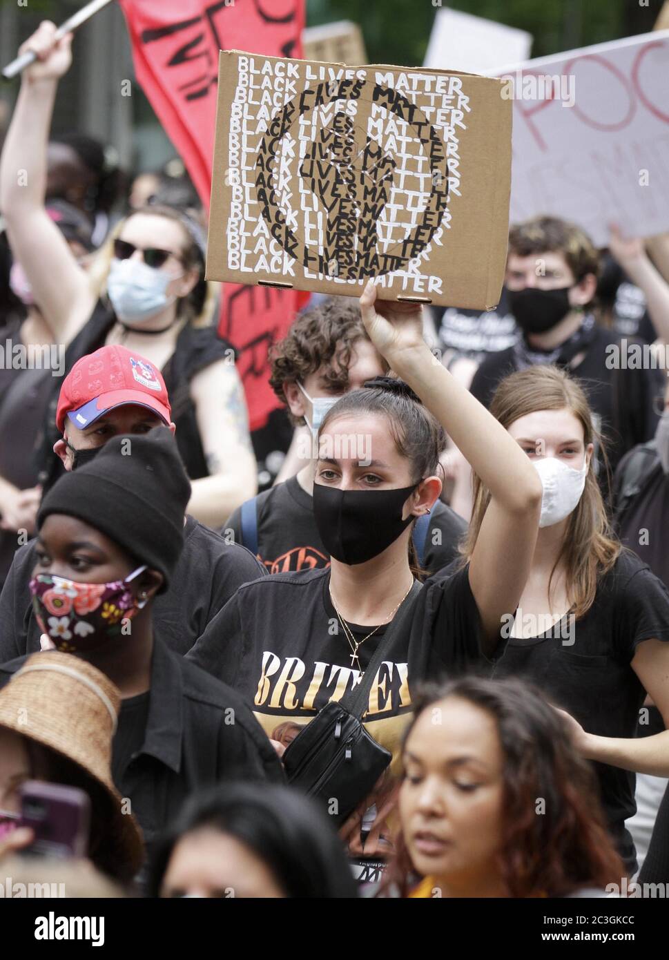 People holding signs hi-res stock photography and images - Alamy