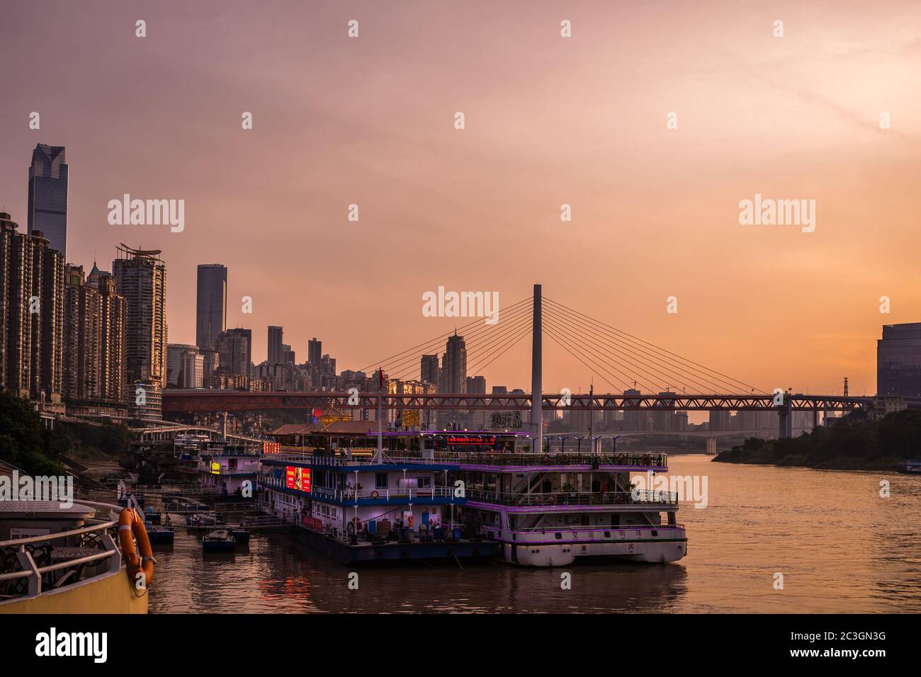 The yangtze river boat docks hi-res stock photography and images - Alamy