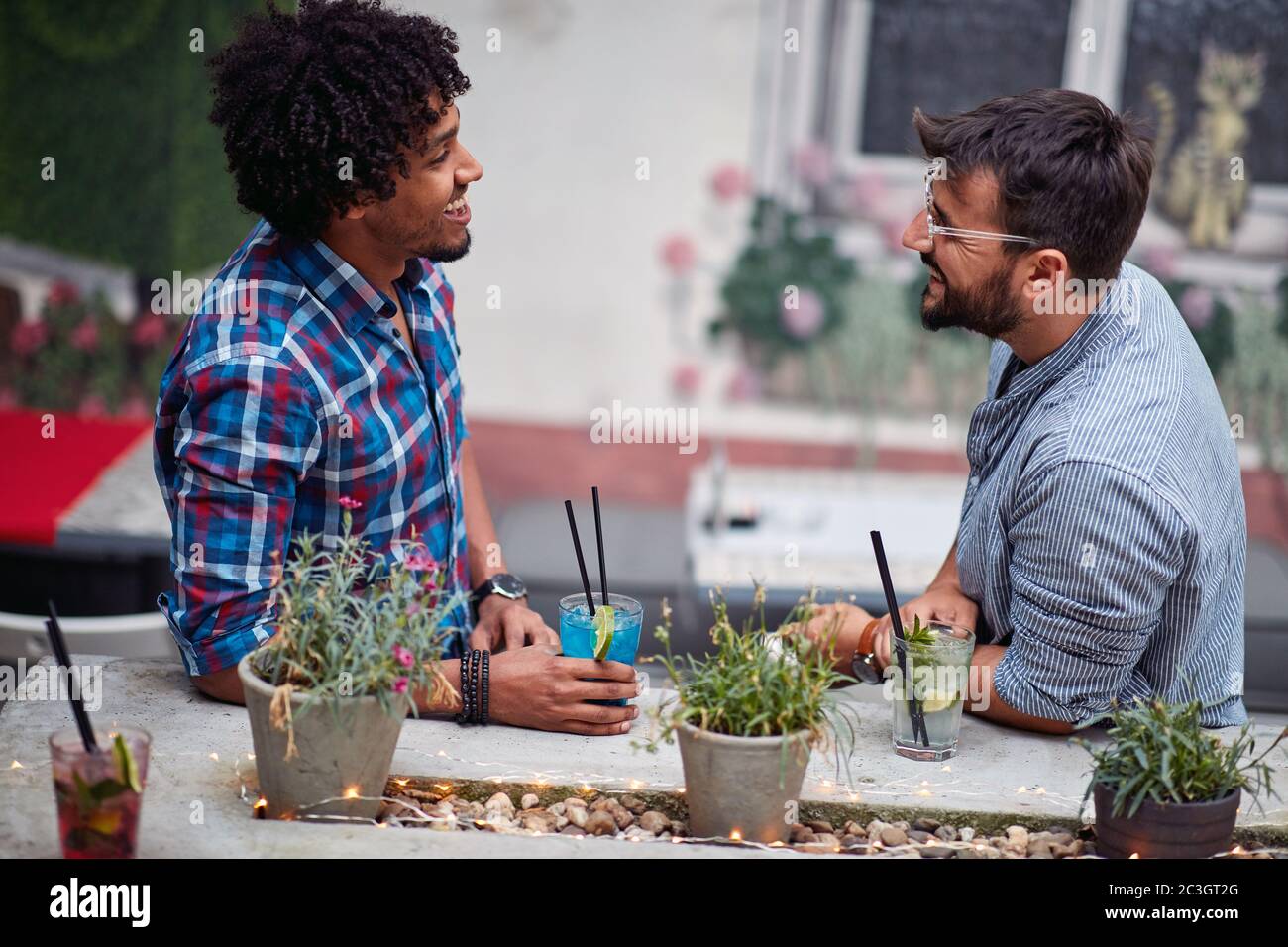 Friendly conversation hi-res stock photography and images - Alamy