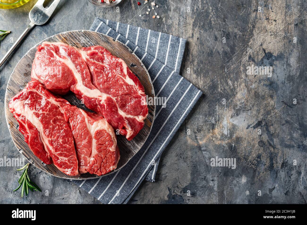 Raw beef chuck roll hi-res stock photography and images - Alamy