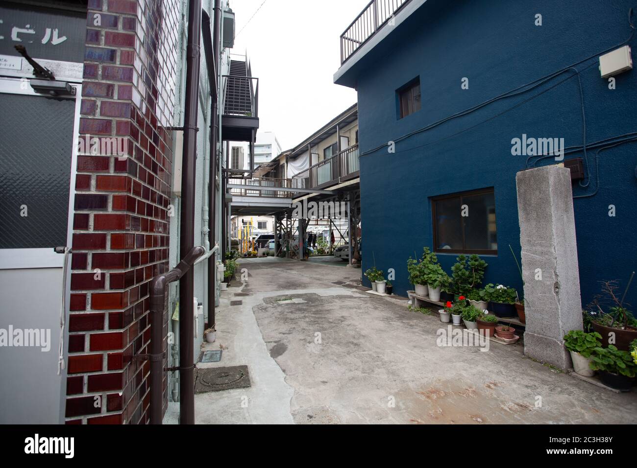Concrete alleyway surrounded by buildings Stock Photo - Alamy