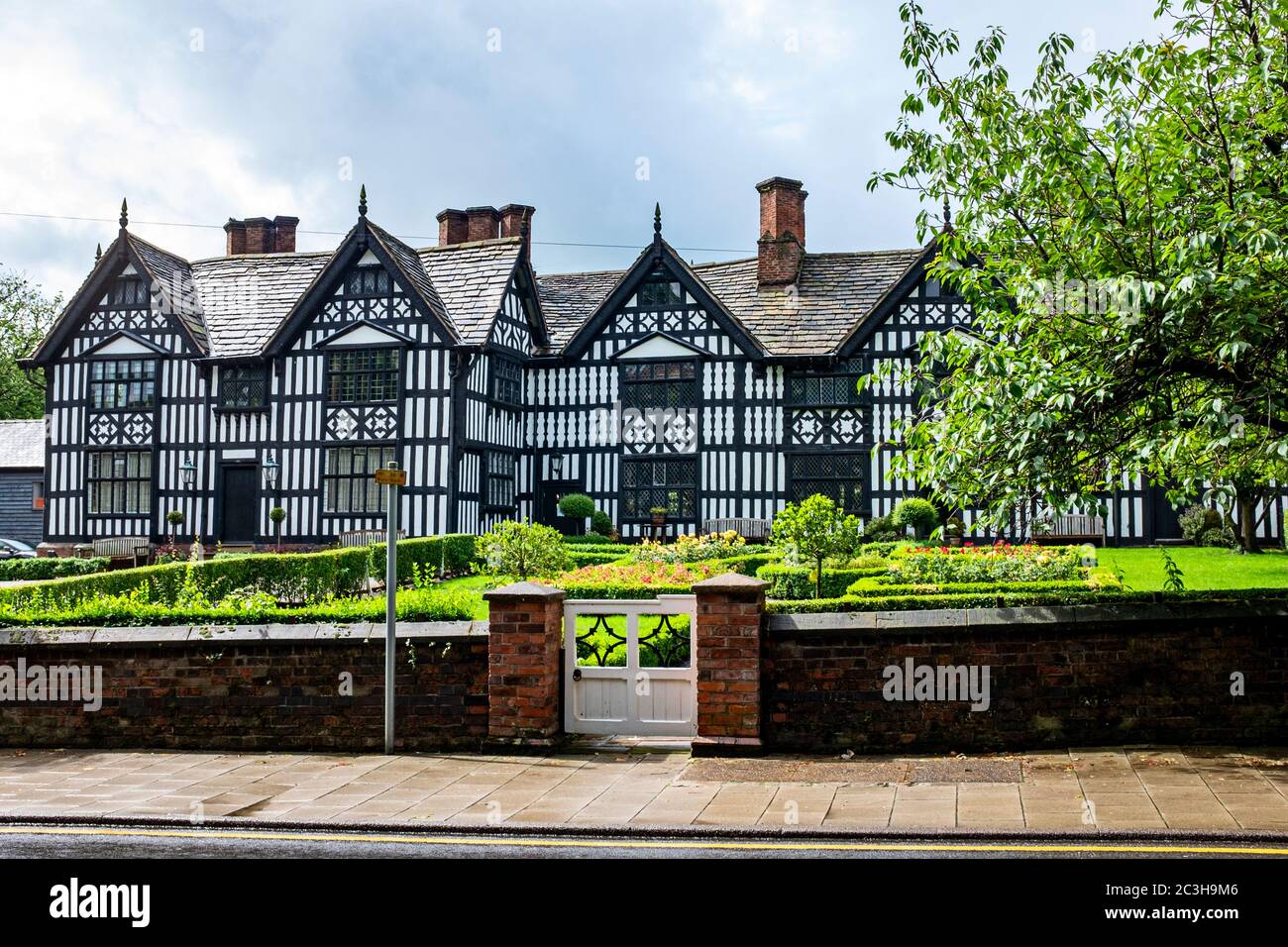 Old tudor timber framed buildings hi-res stock photography and images ...