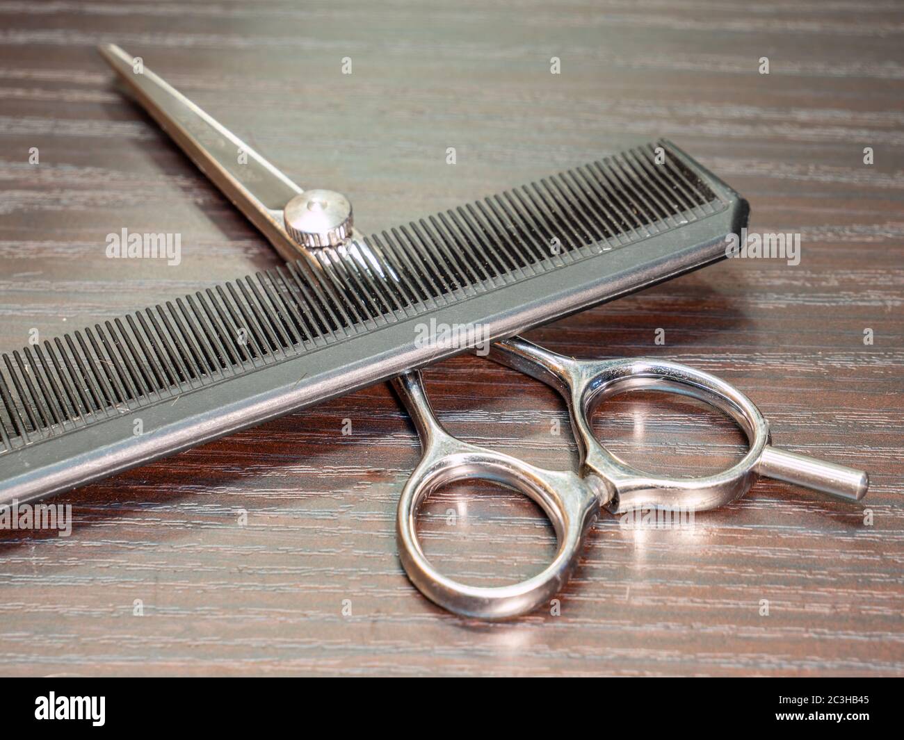 Comb and scissors hair salon Stock Photo - Alamy