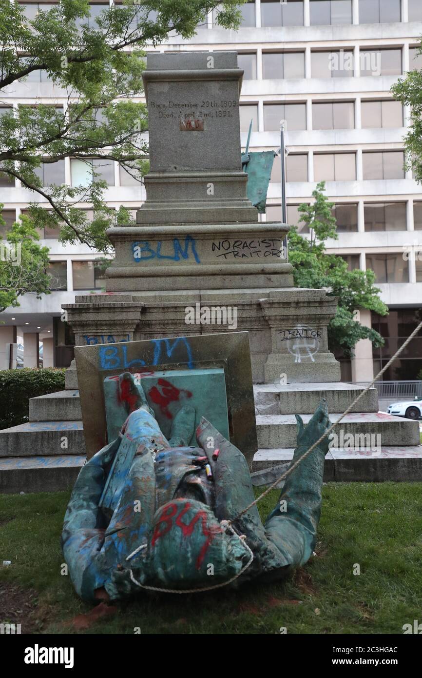 Confederate statue toppled hi-res stock photography and images - Alamy
