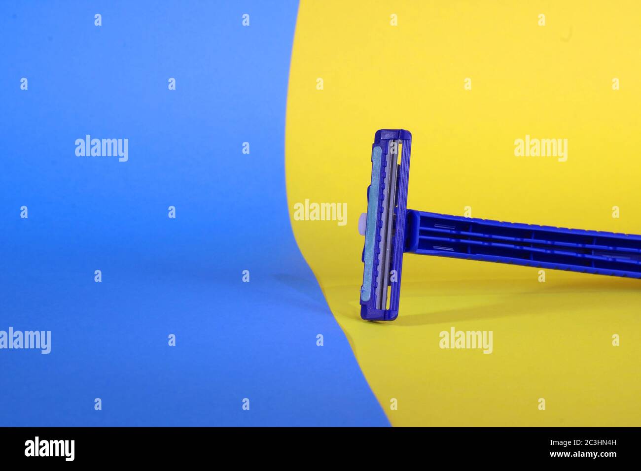 Closeup man yellow shaver hi-res stock photography and images - Alamy