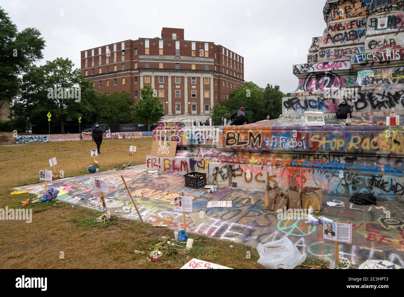Robert e lee statue graffiti hi-res stock photography and images - Alamy