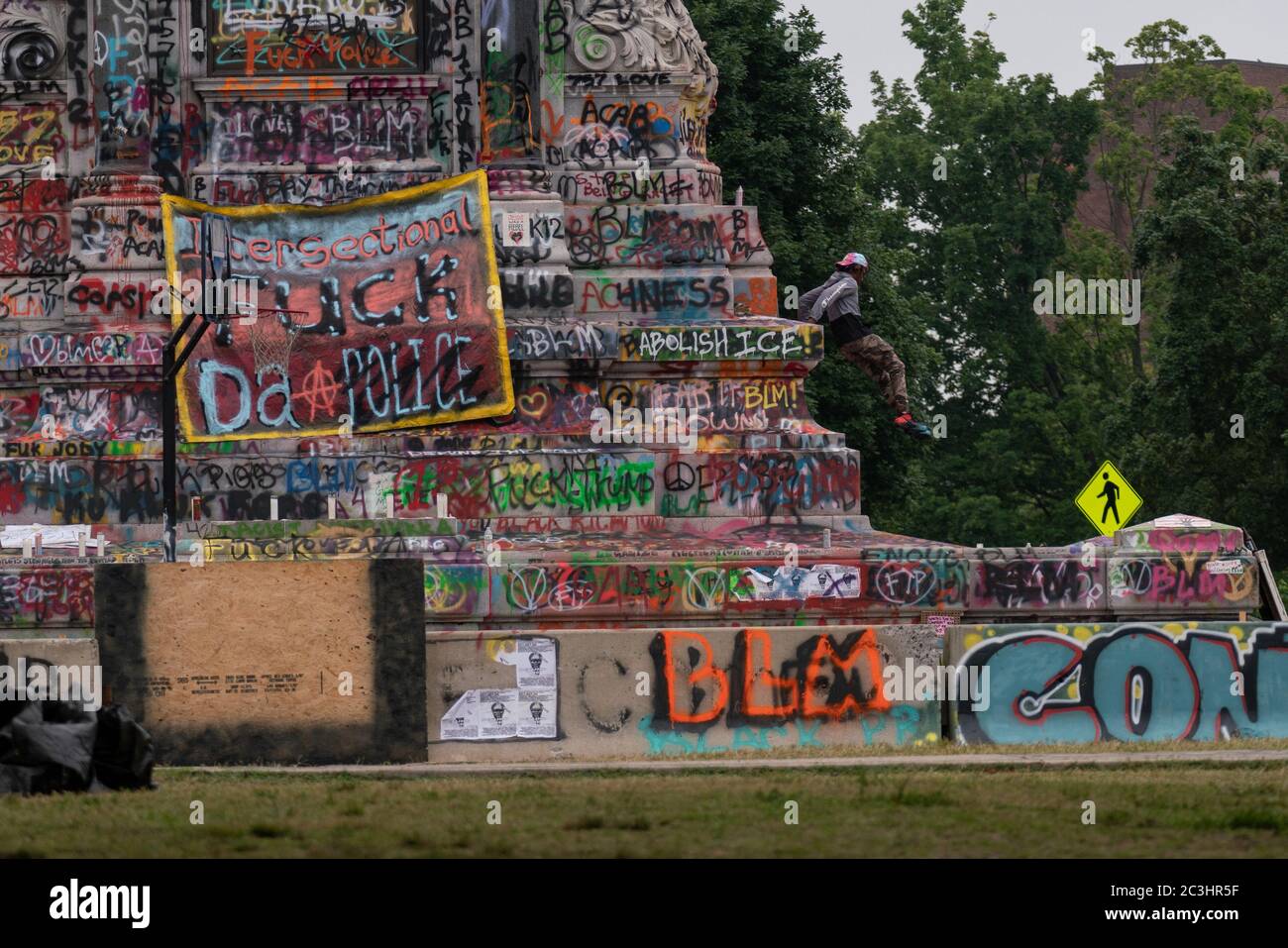 Robert e lee statue graffiti hi-res stock photography and images - Alamy