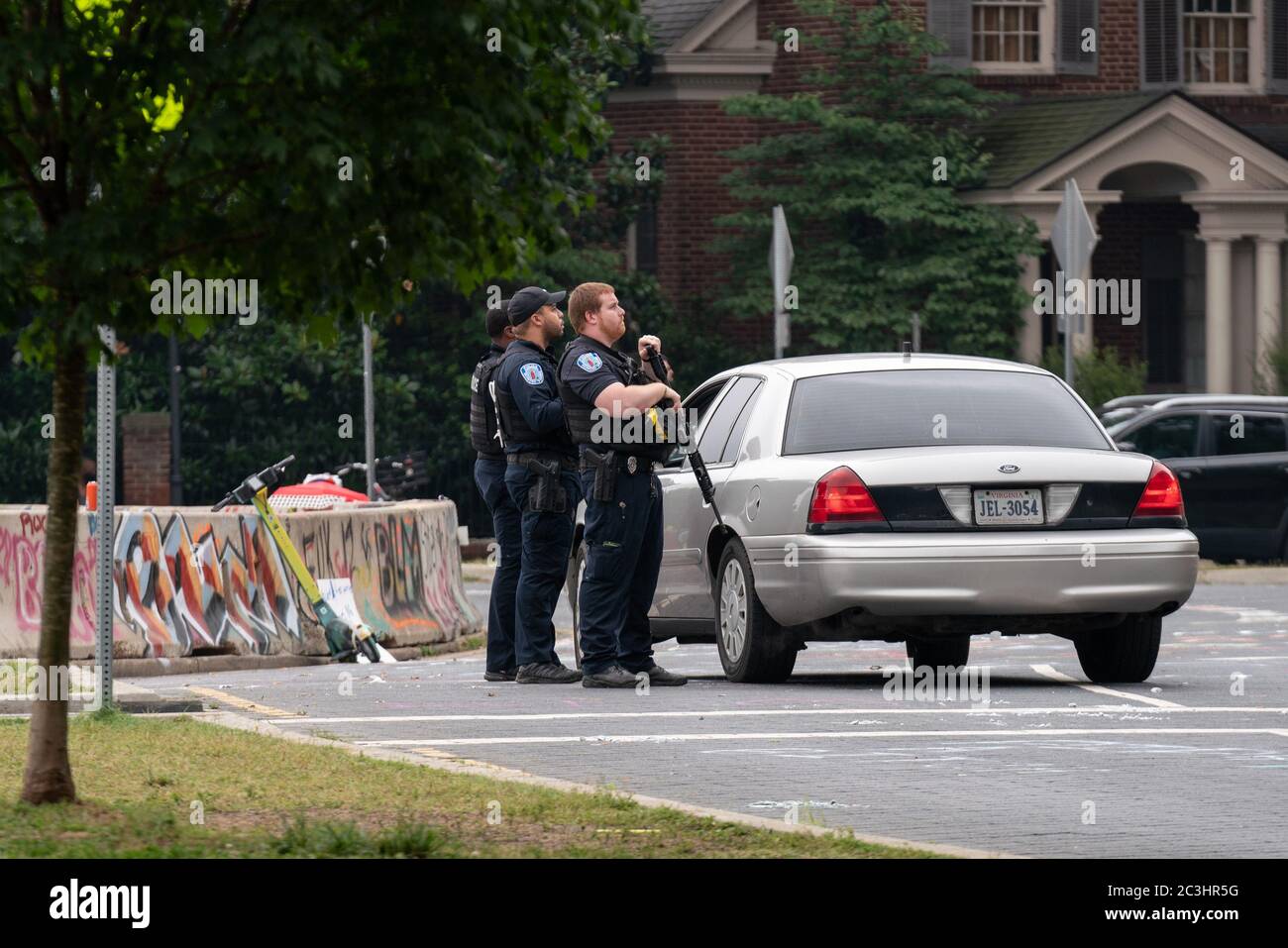 Robert e lee statue graffiti hi-res stock photography and images - Alamy