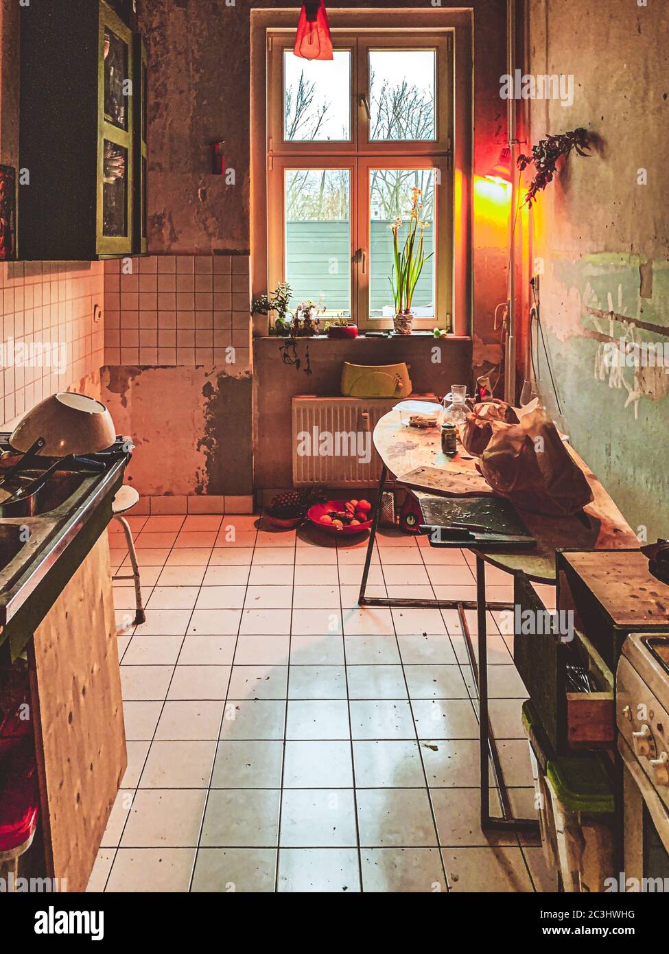 Abandoned dining room table hi-res stock photography and images - Alamy