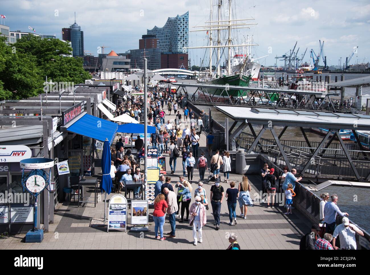 Hamburg, Germany. 20th June, 2020. Numerous people walk in sunny ...