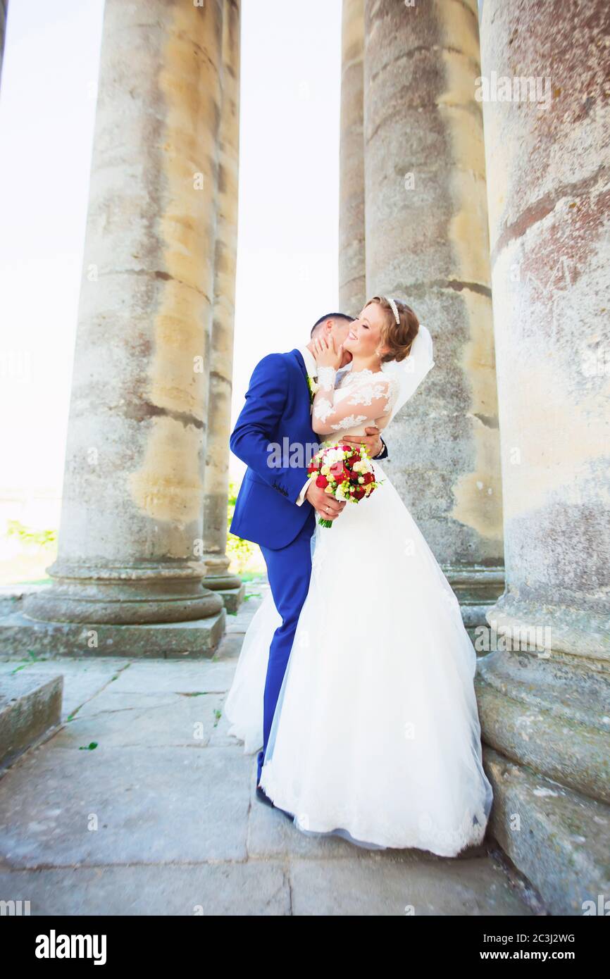 bride and groom pain large columns.wedding Stock Photo - Alamy